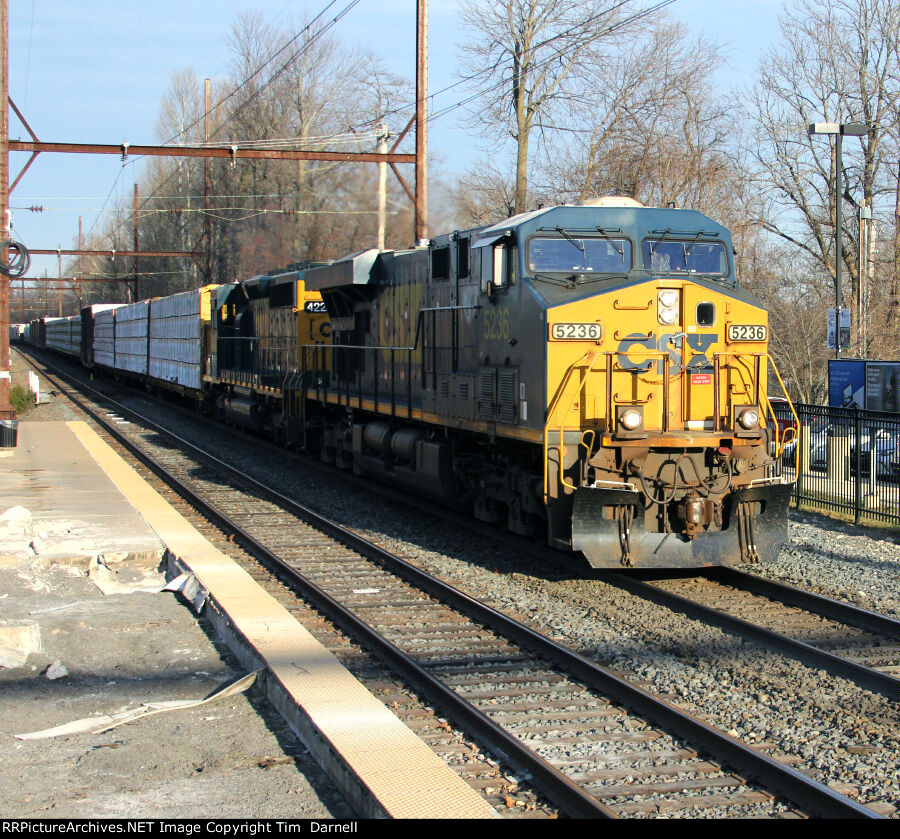 CSX 5236 leading Q389